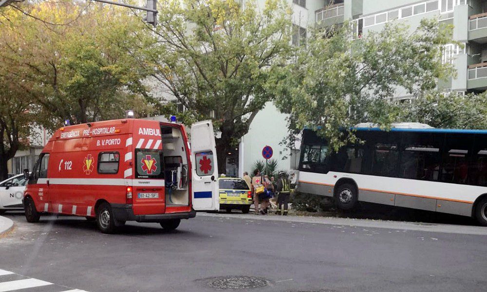 PORTO: ACIDENTE DE AUTOCARRO CAUSA 10 FERIDOS | RÁDIO REGIONAL