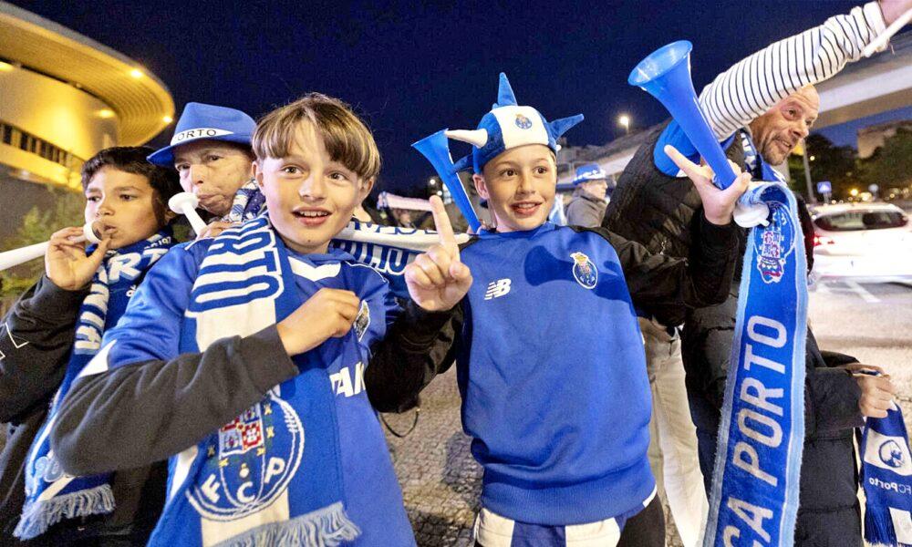 FC PORTO: DEZENAS DE ADEPTOS RECEBERAM OS "DRAGÕES" EM FESTA | RÁDIO ...