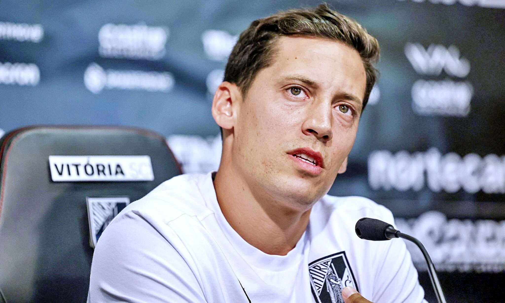 VITÓRIA SC: LUÍS PINTO APOSTA NO "RESPEITO, HUMILDADE E CORAGEM ...